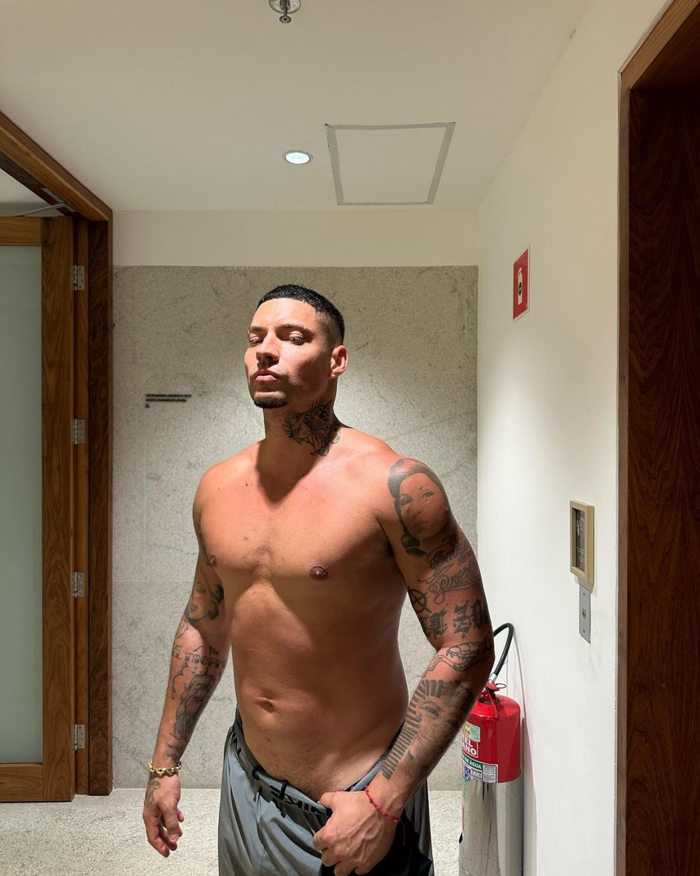 Filipe Ret rouba a cena com cliques inusitados em banheiro