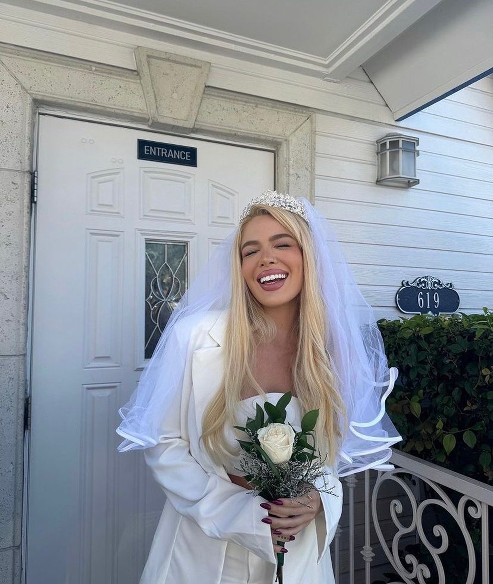Em Las Vegas, Karol Lima aparece vestida de noiva: 'Casei comigo mesma'