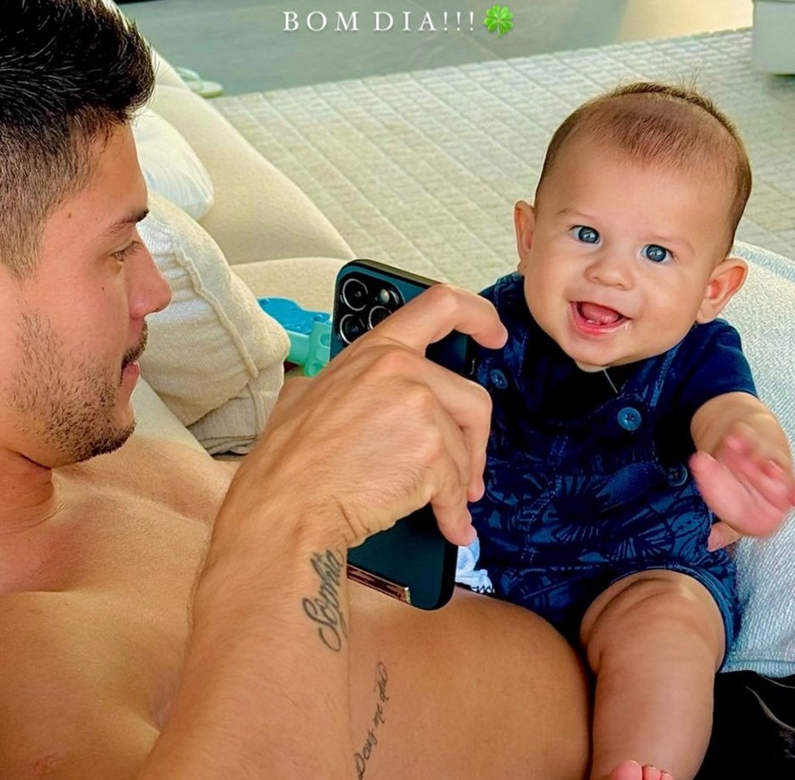 Arthur Aguiar exibe momento encantador com o filho caçula, Gabriel