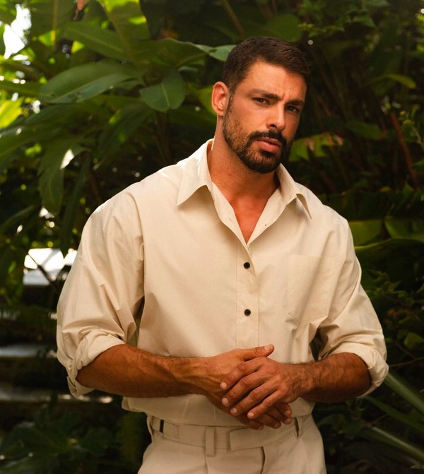 Cauã Reymond para a web com novo ensaio