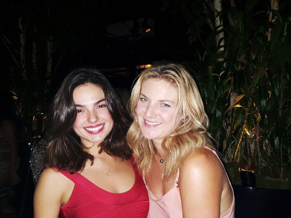 Isis Valverde posa com atriz de Narcos em jantar do bem