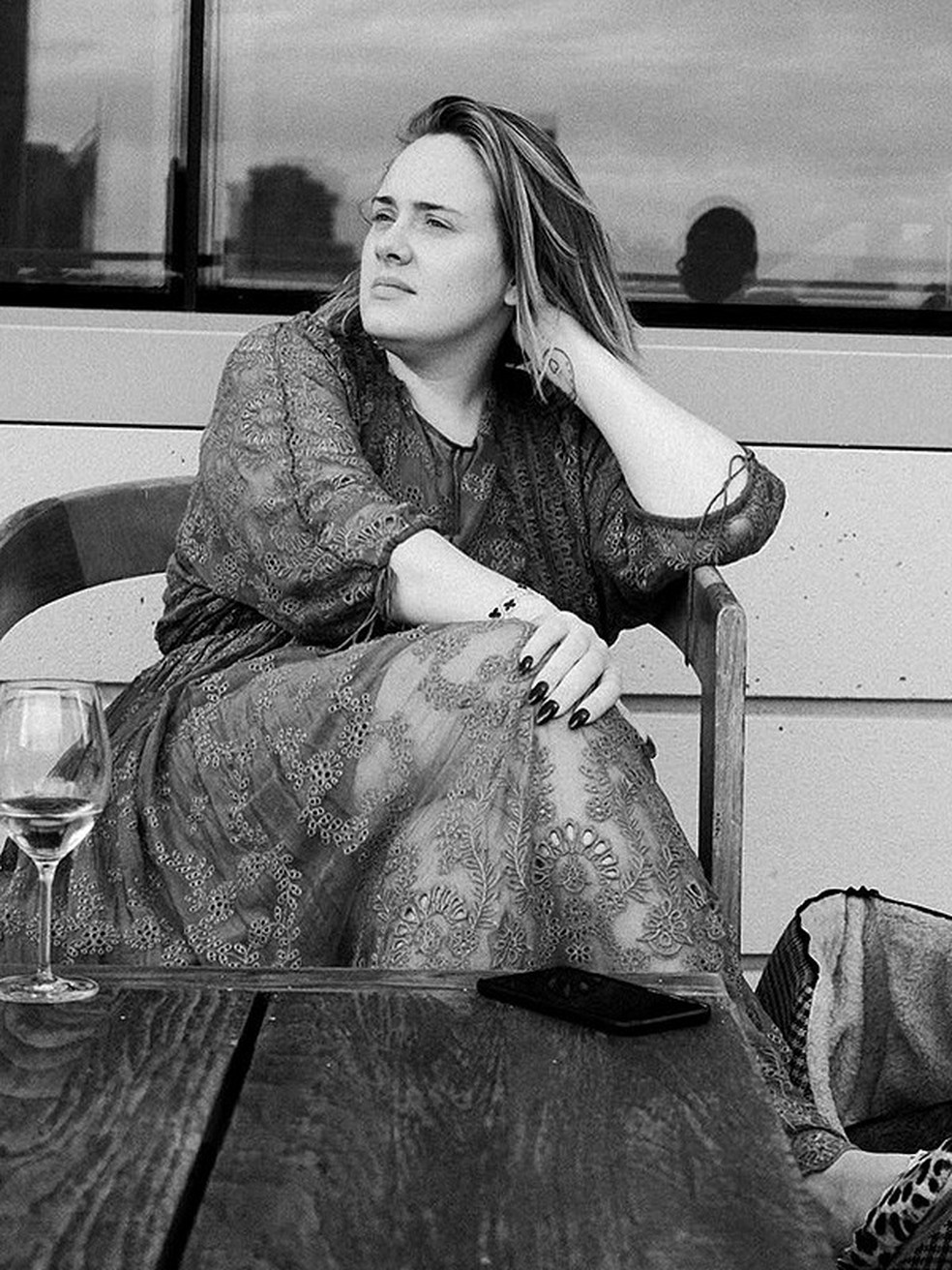 Em momento raro, Adele compartilha cliques sem maquiagem