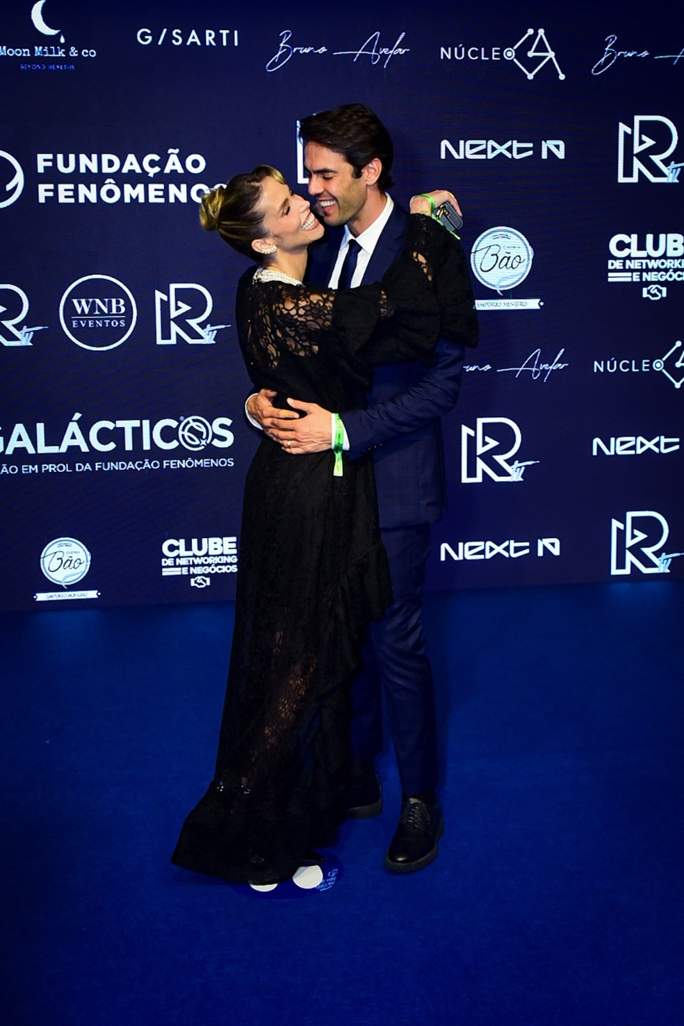 Kaká e esposa posam em clima de romance na 1ª edição do Leilão ...