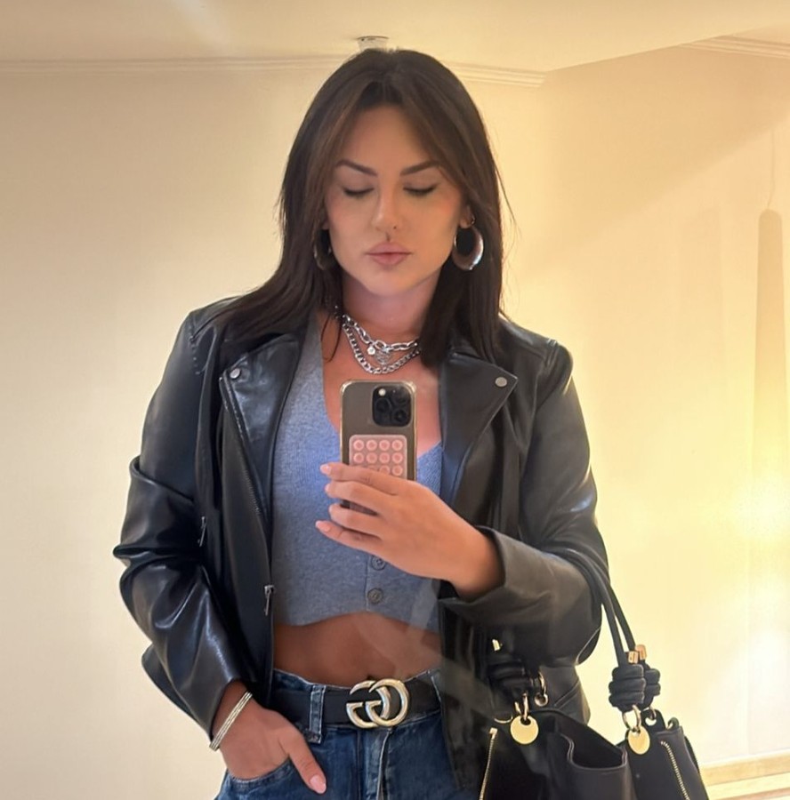 Kéfera esbanja estilo e beleza em selfies no espelho