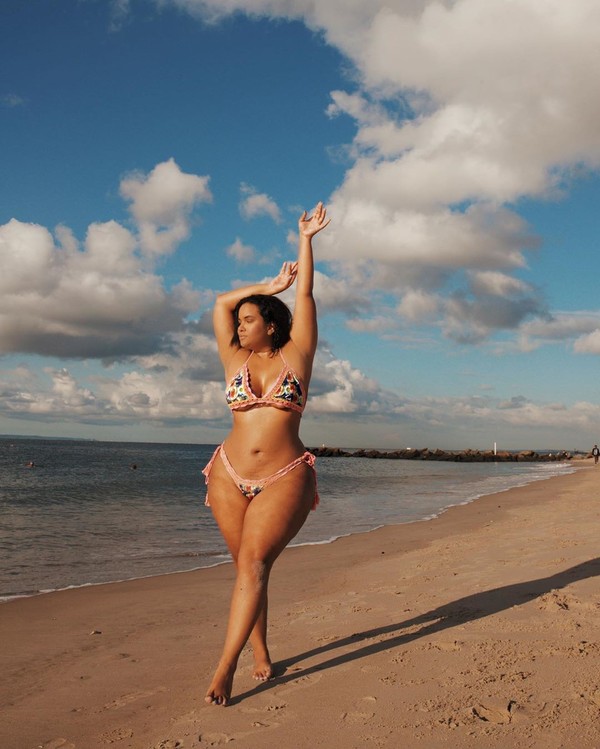 Modelo Plus Size Denise Mercedes Exibe As Curvas De Biquíni Em Post