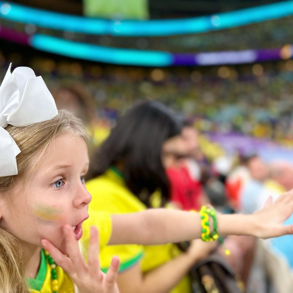Natália Becker ganha beijo do marido, o goleiro Alisson, depois da ...