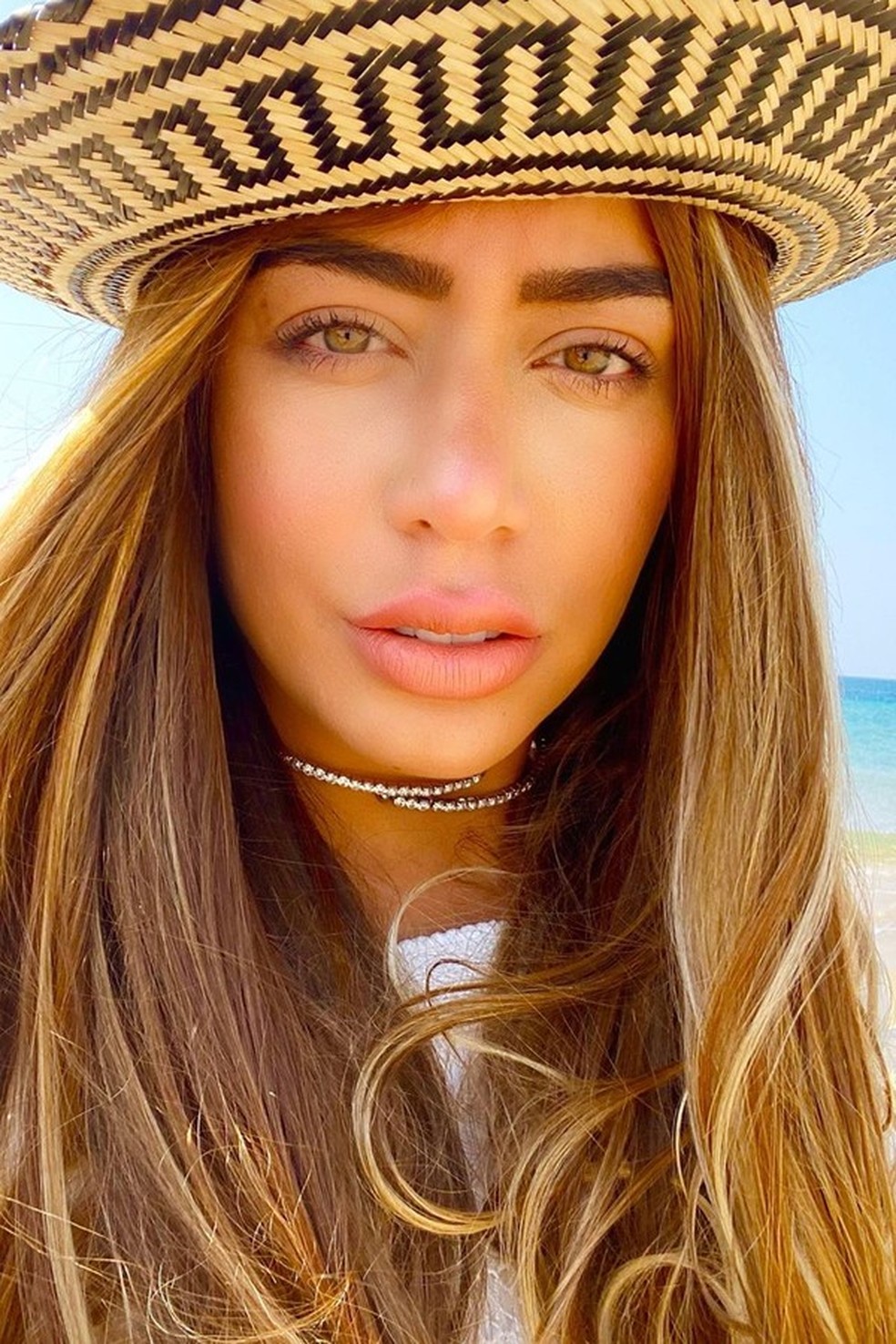 Rafaella Santos aposta em transparência e chapéu no Qatar