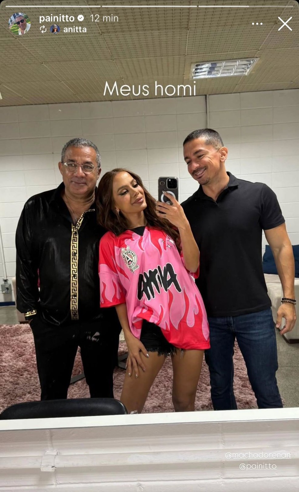 Anitta posa com o pai, Mauro Machado, e o irmão, Renan