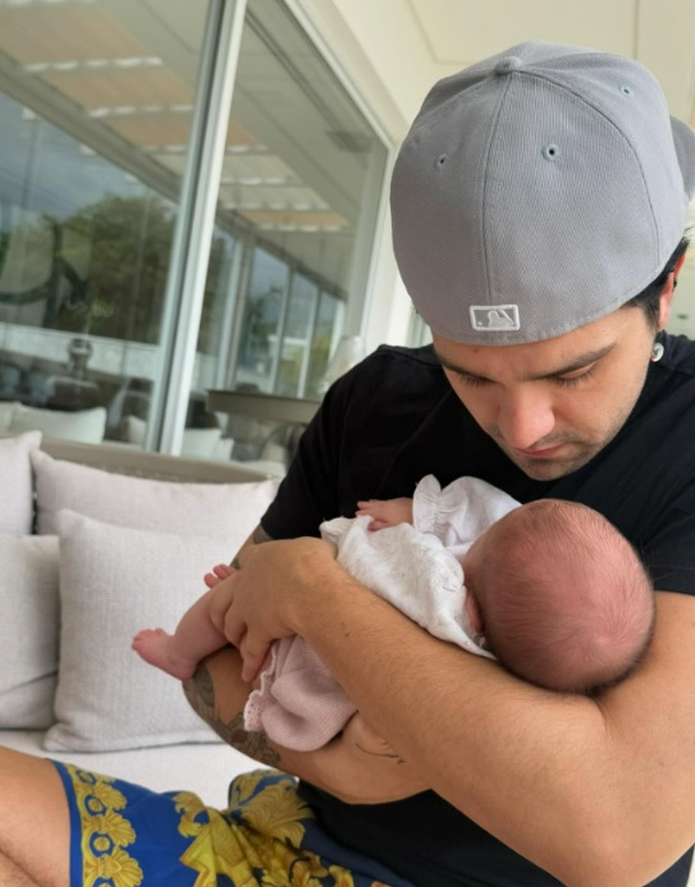 Luan Santana celebra o primeiro mês da filha, Serena