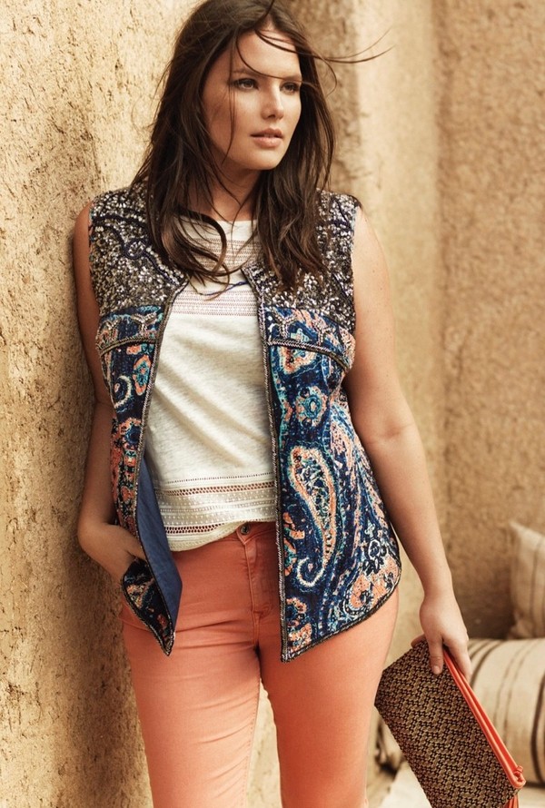 Plus Size Candice Huffine mostra suas curvas na campanha da Violeta