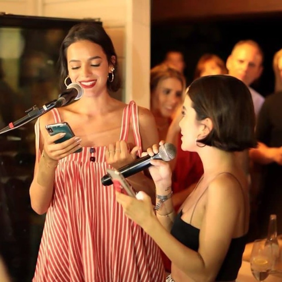 Bruna Marquezine solta a voz e curte noite com os amigos em Noronha