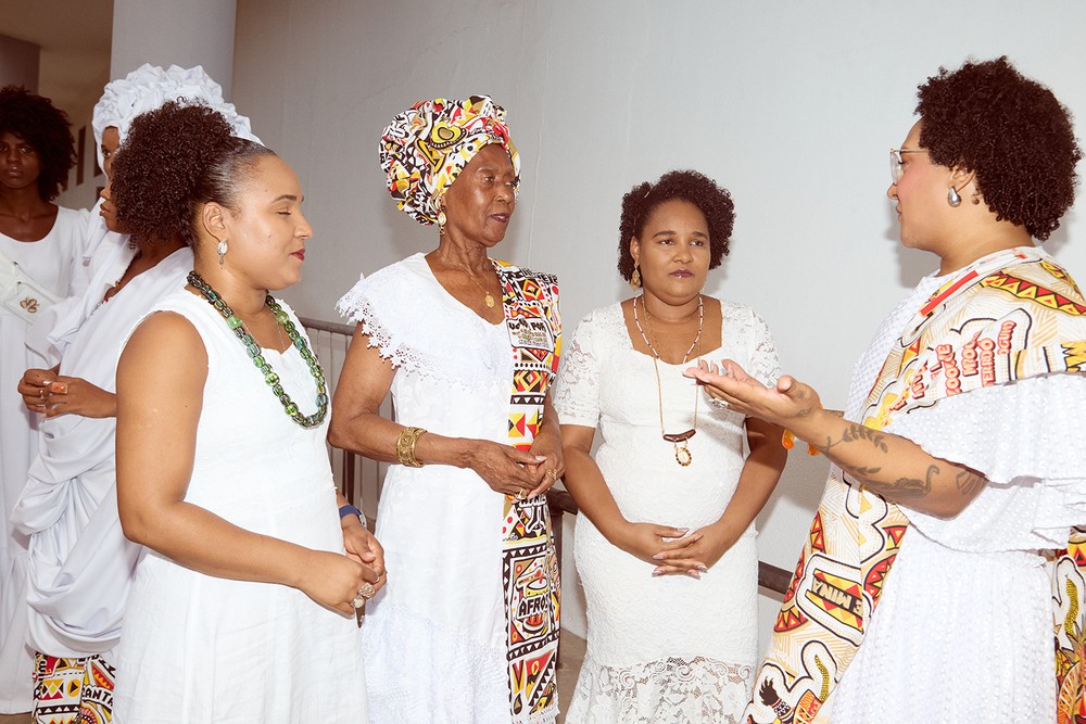 Um mergulho pelo backstage do desfile de Isaac Silva
