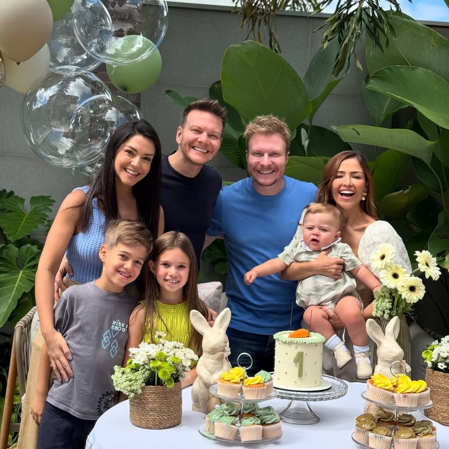 Thais Fersoza abre álbum de fotos do primeiro aniversário de seu afilhado