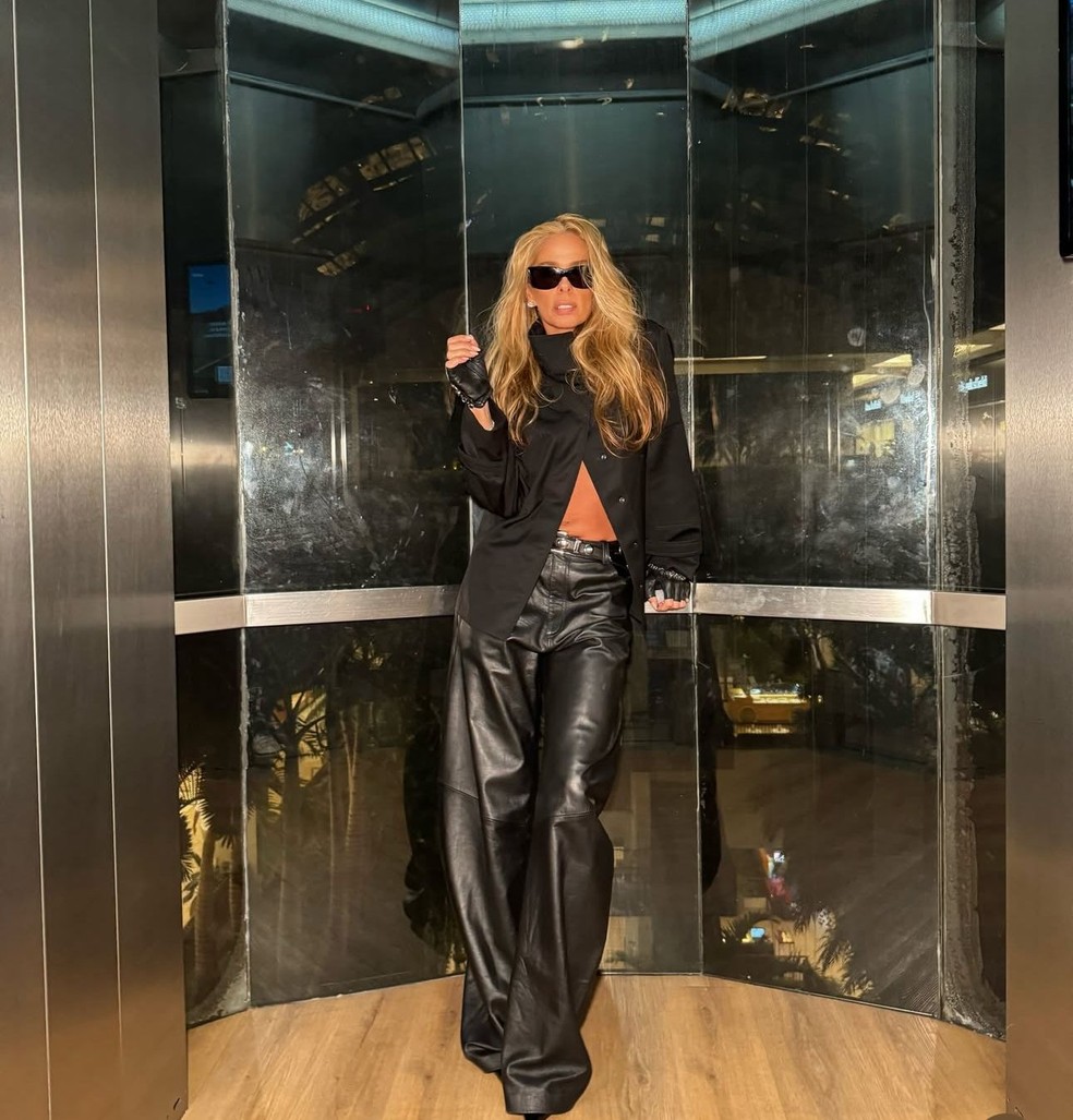 Adriane Galisteu esbanja estilo com look all black