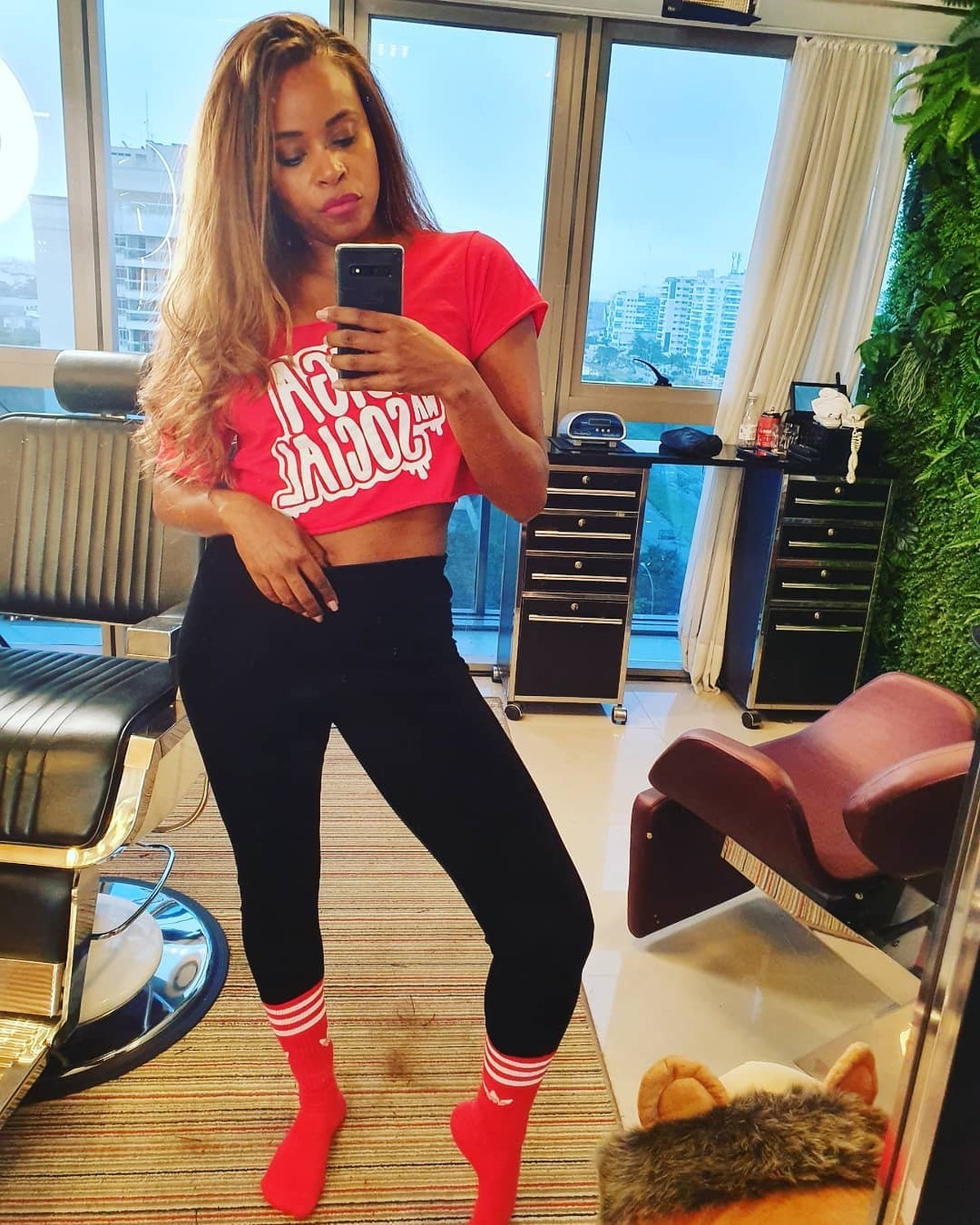 Roberta Rodrigues mostra novo visual: 'Camaleoa'