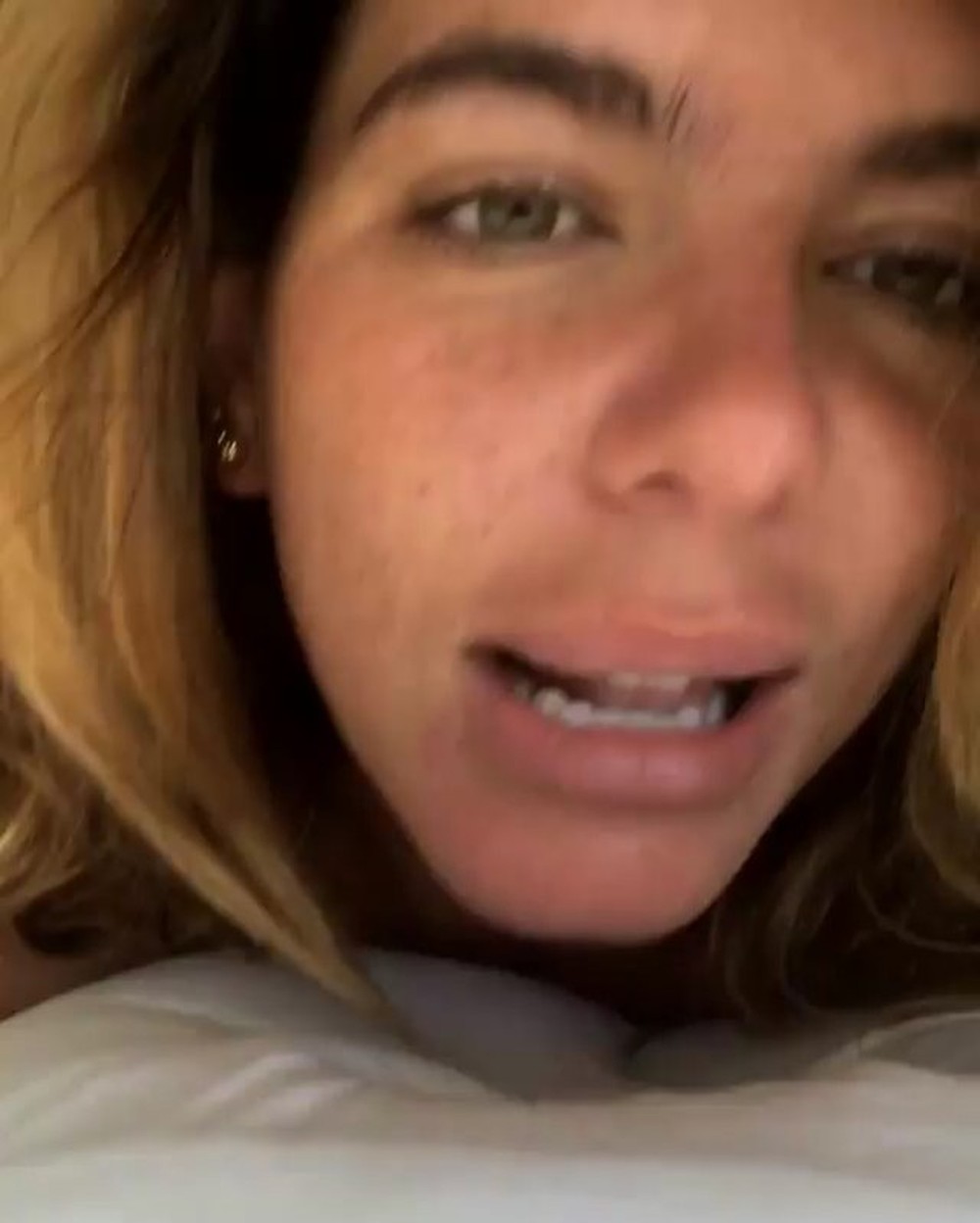 Mari Goldfarb faz massagem no bumbum e pede "Bota esse negócio pro alto ...