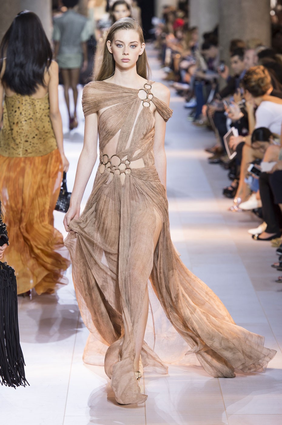 Peter Dundas estreia à frente da Cavalli