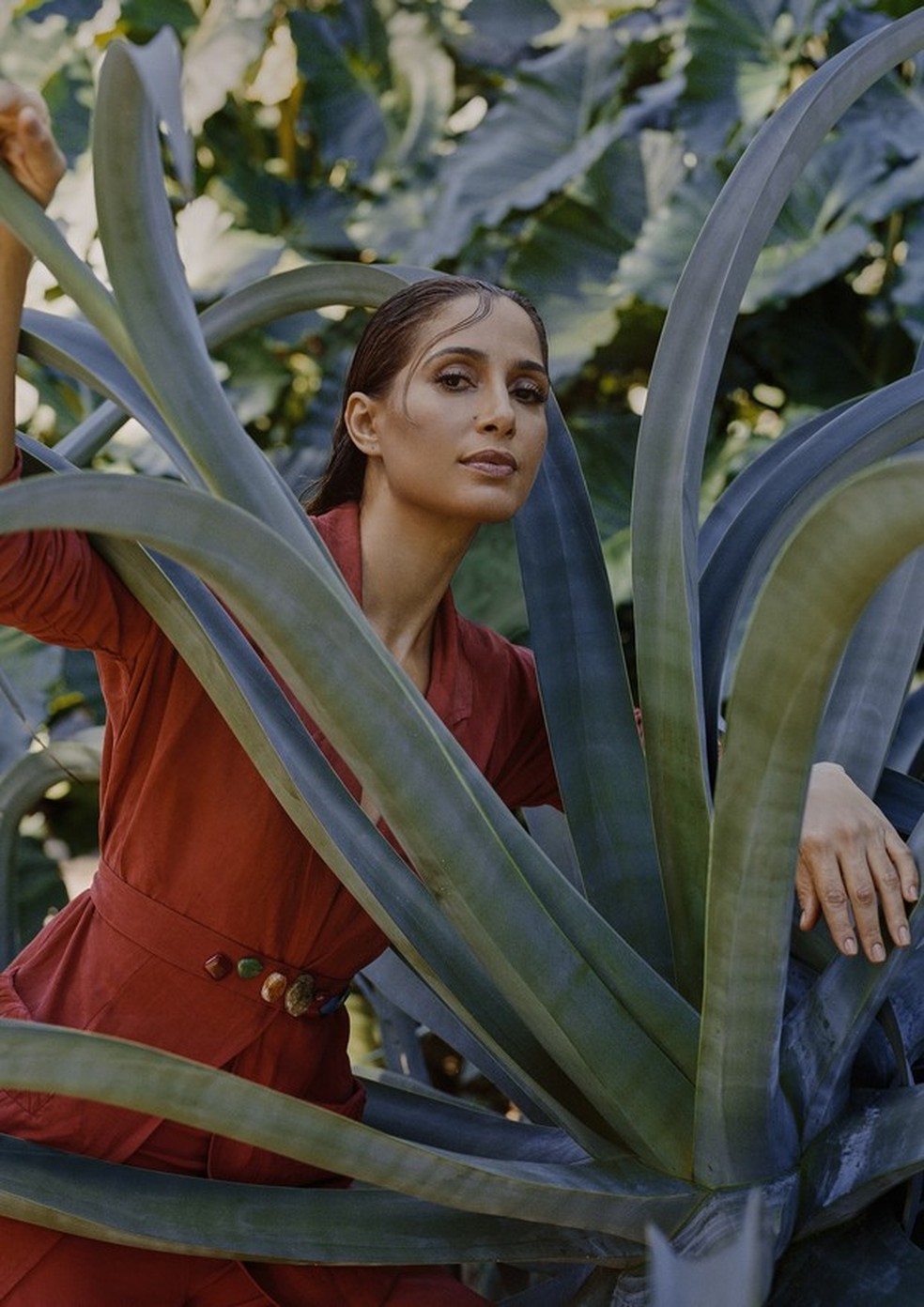Camila Pitanga posa em meio à natureza para a Keymono