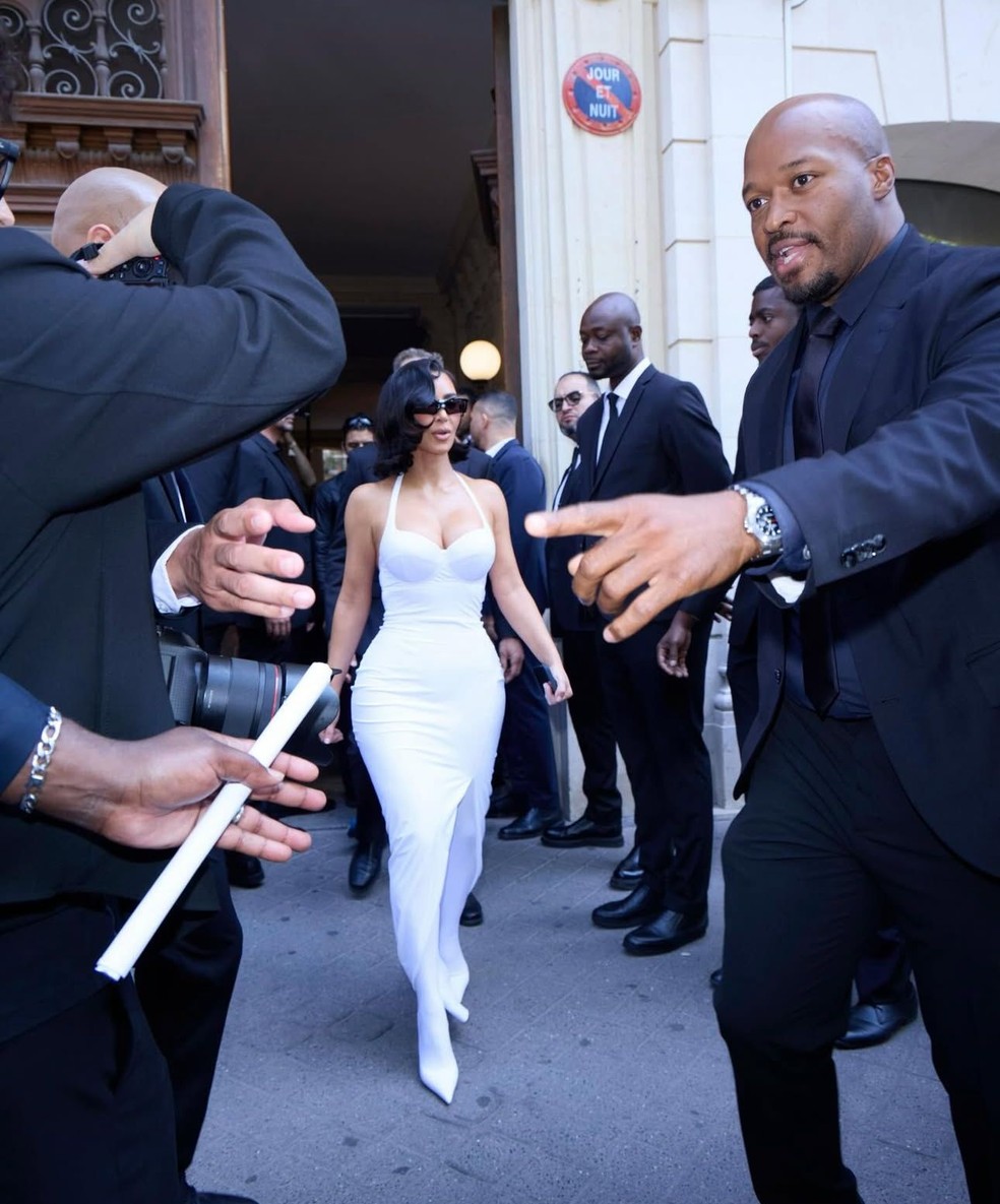 Kim Kardashian exibe cliques de estadia em Paris