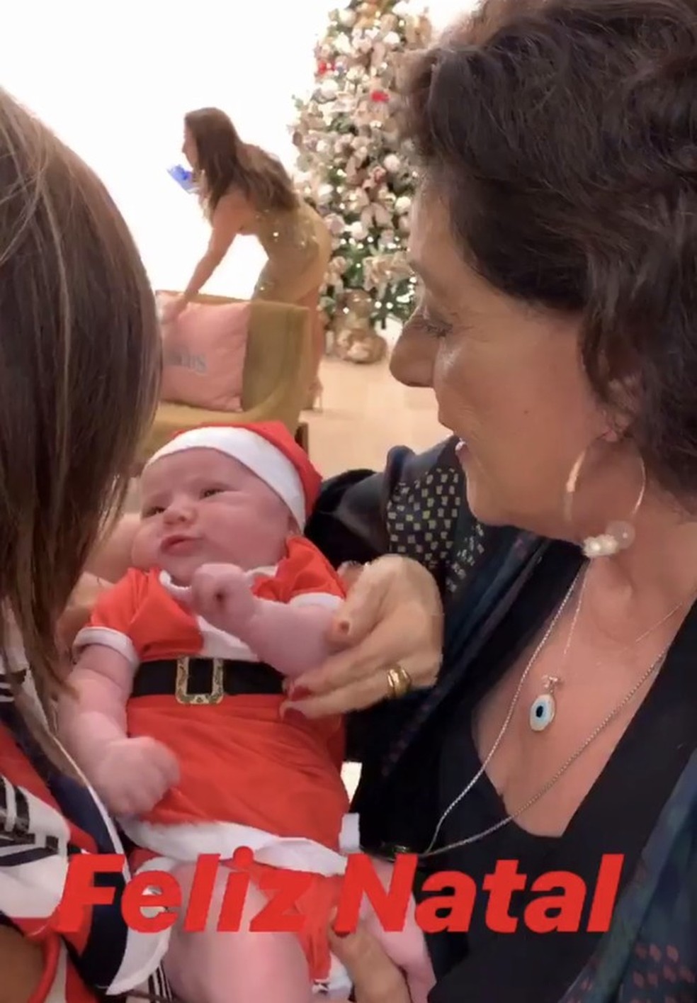 Zoe Sato Nagle passa seu primeiro Natal vestida de Mamãe Noel