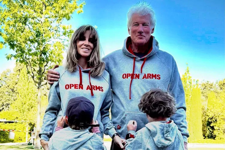 Richard Gere posa com a família em foto rara para apoiar missão humanitária