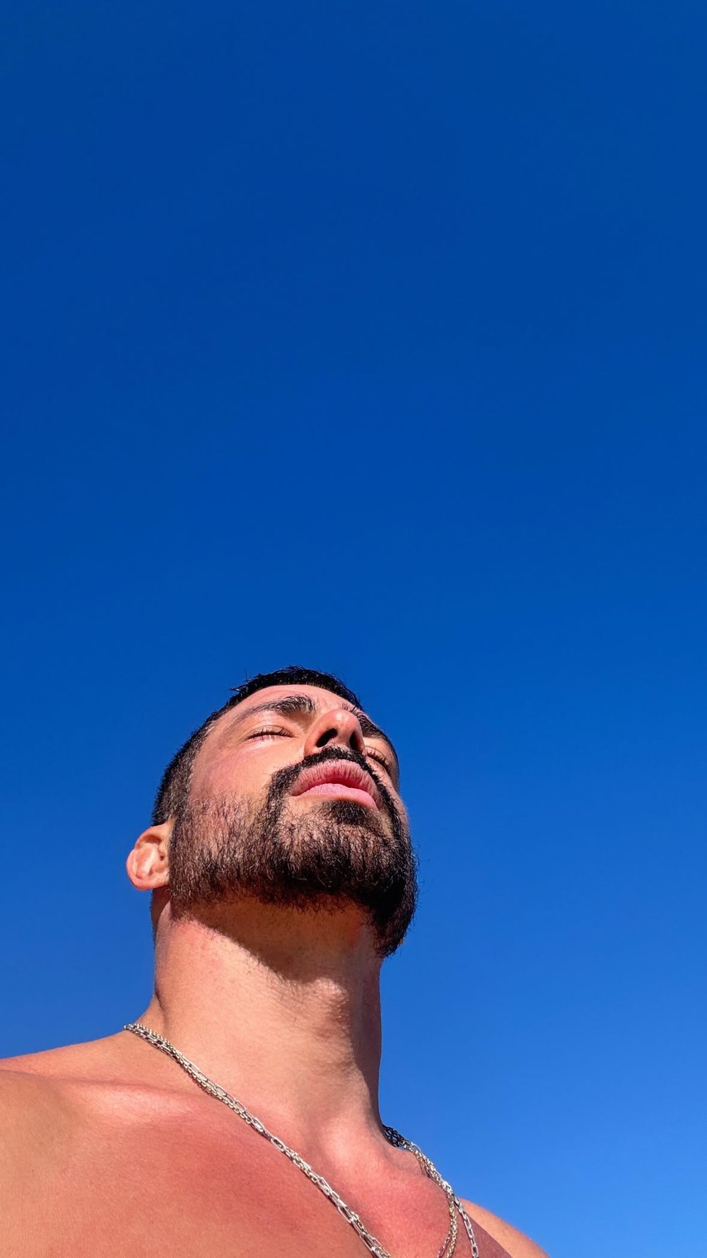 Cauã Reymond faz mistério ao iniciar o fim de semana: 'Rolê'