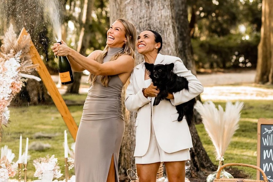 Após noivado com Carrie Lawrence, Marta compartilha foto das alianças