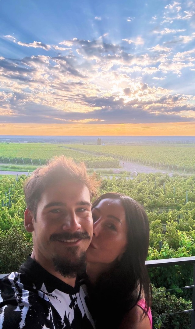 Nicolas Prattes posa em clique romântico ao lado de Sabrina Sato