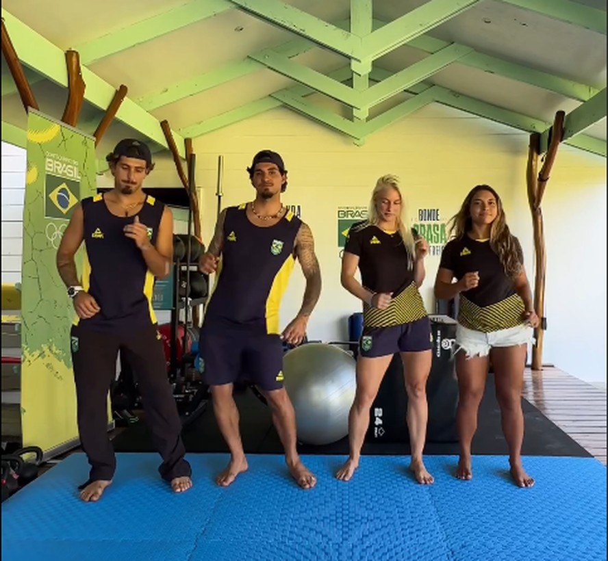 Ao lado de Tainá Hinckel, Medina e João Chianca, Tatiana Weston-Webb ...