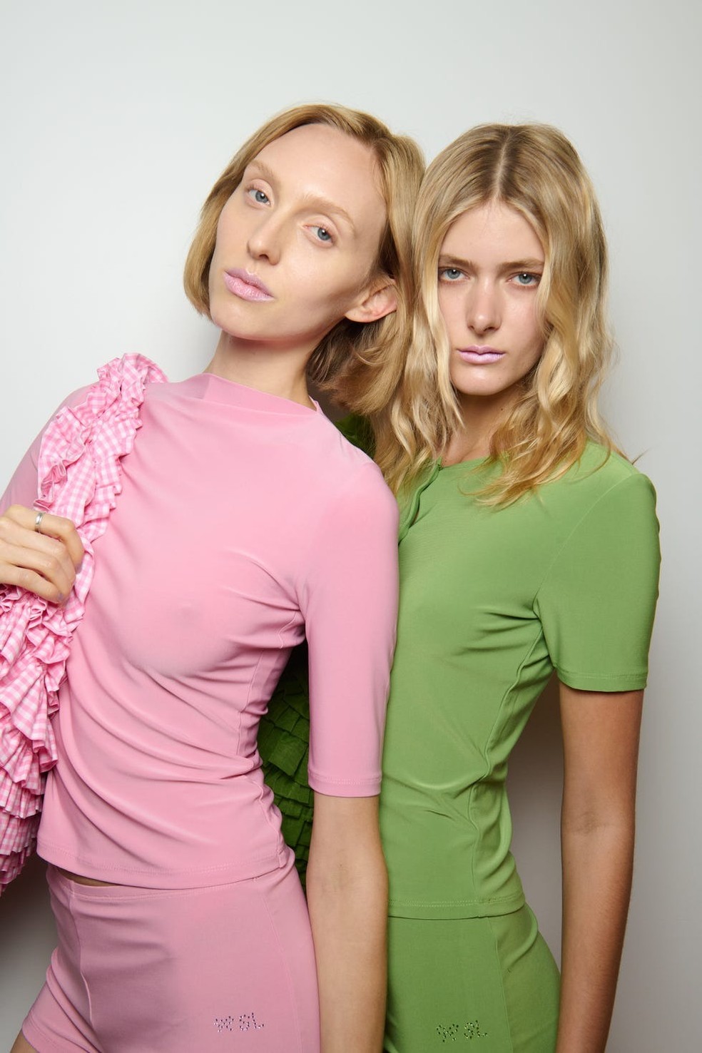 Sucesso nos anos 2000, o batom rosa-chiclete é aposta de beleza na NYFW