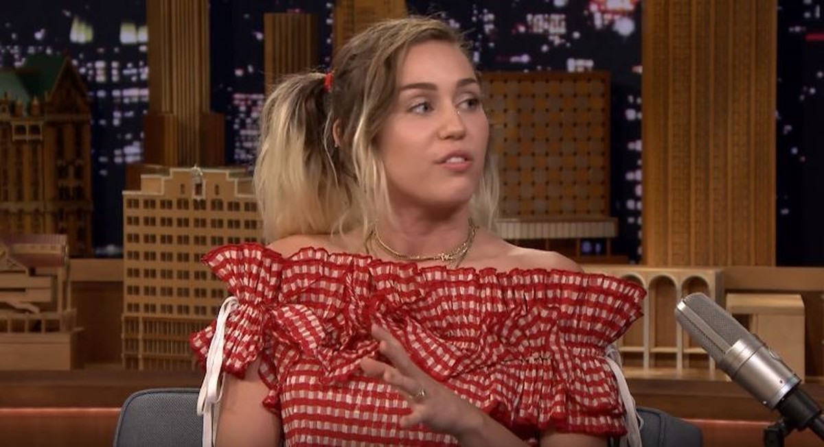 Miley Cyrus revela motivo para ter parado de fumar maconha