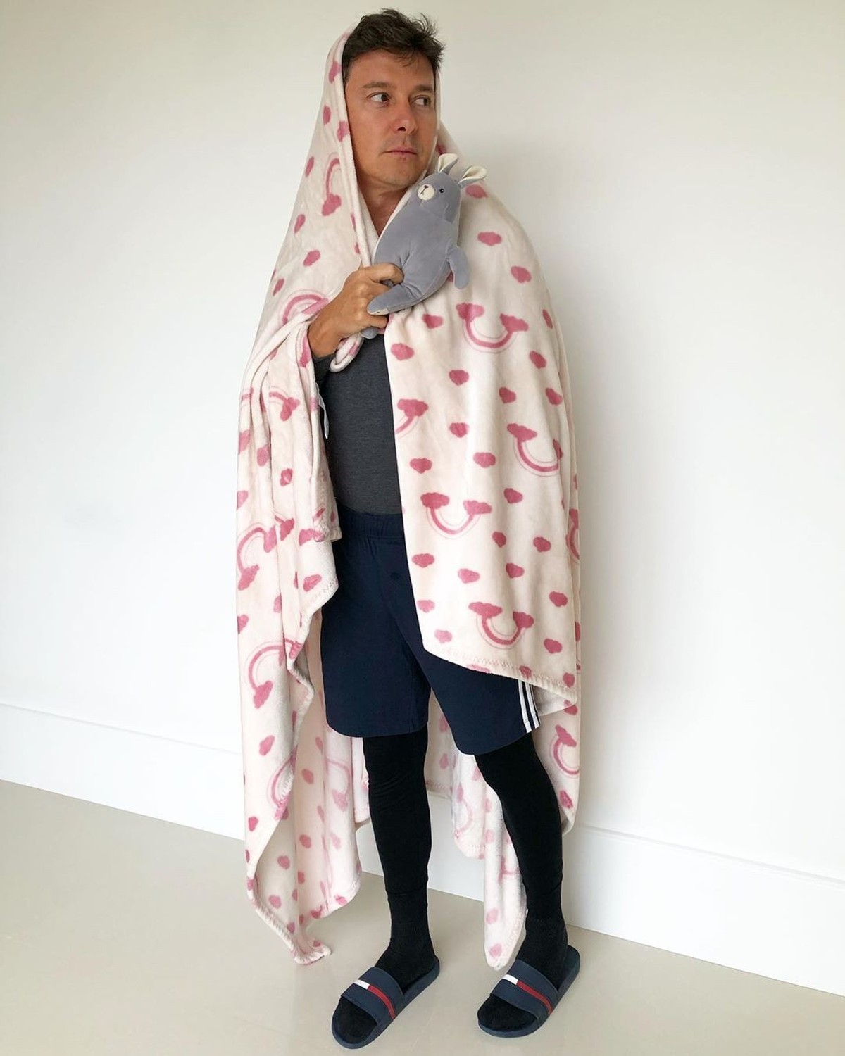 Rodrigo Faro brinca sobre look de inverno: 'No frio ficamos mais elegantes'