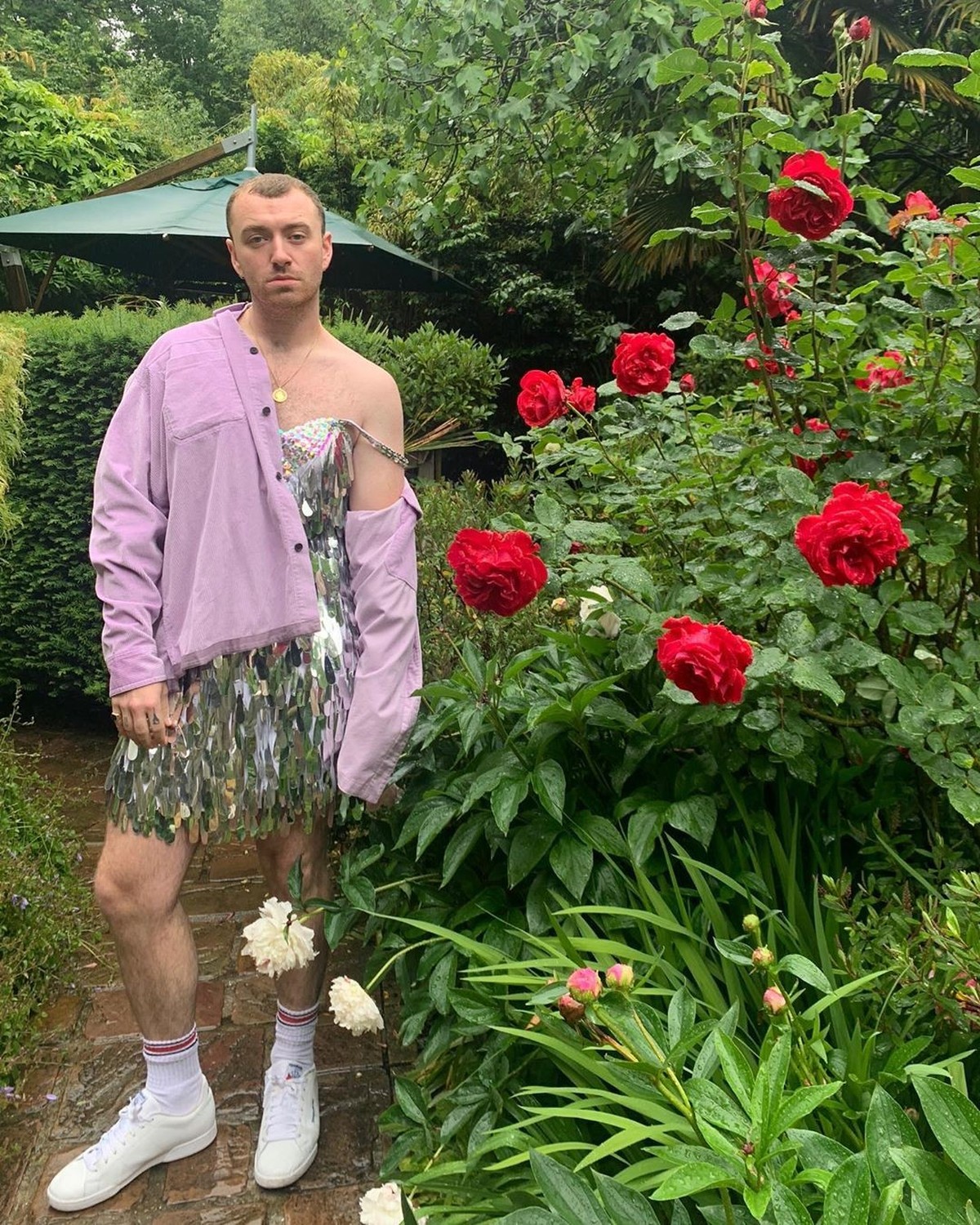 Sam Smith tem o melhor look para cuidar de seu jardim
