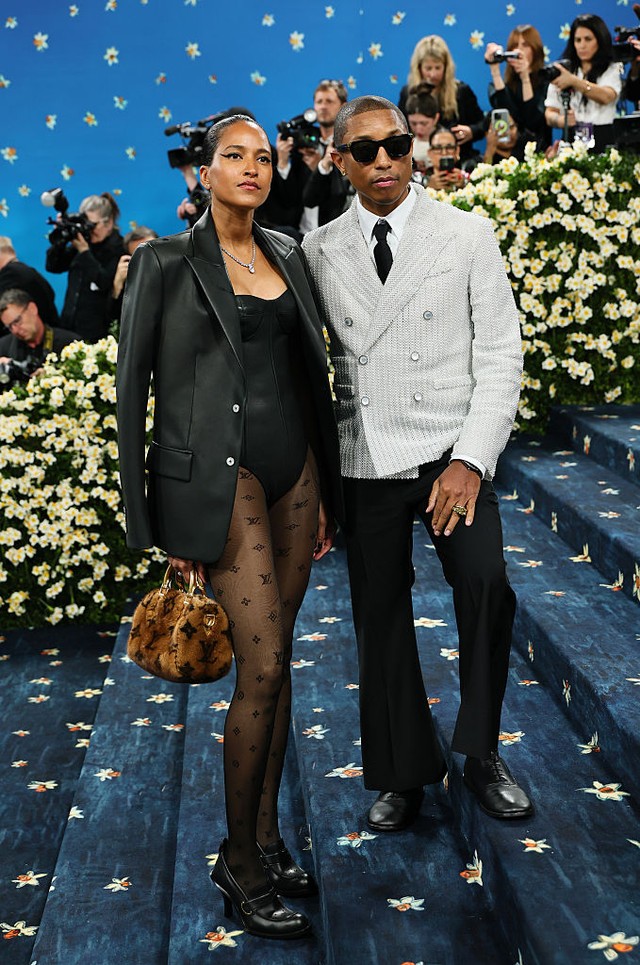 Pharrell Williams surge com joia personalizada de 20 quilates no Met ...
