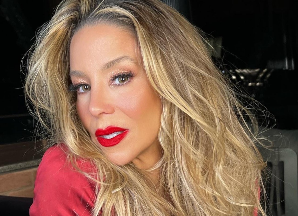 Danielle Winits elege look all red para iniciar o fim de semana