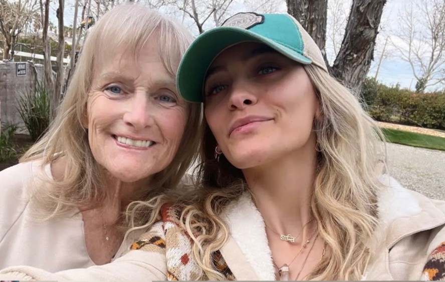 Paris Jackson posa sorridente ao lado da mãe, Debbie Rowe, em fotos ...