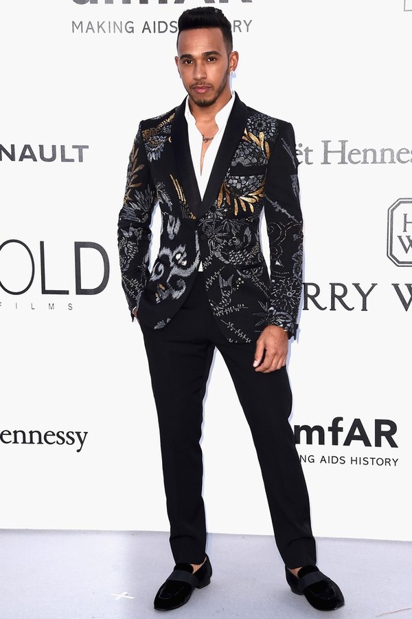 Lewis Hamilton capricha no blazer colorido em Cannes