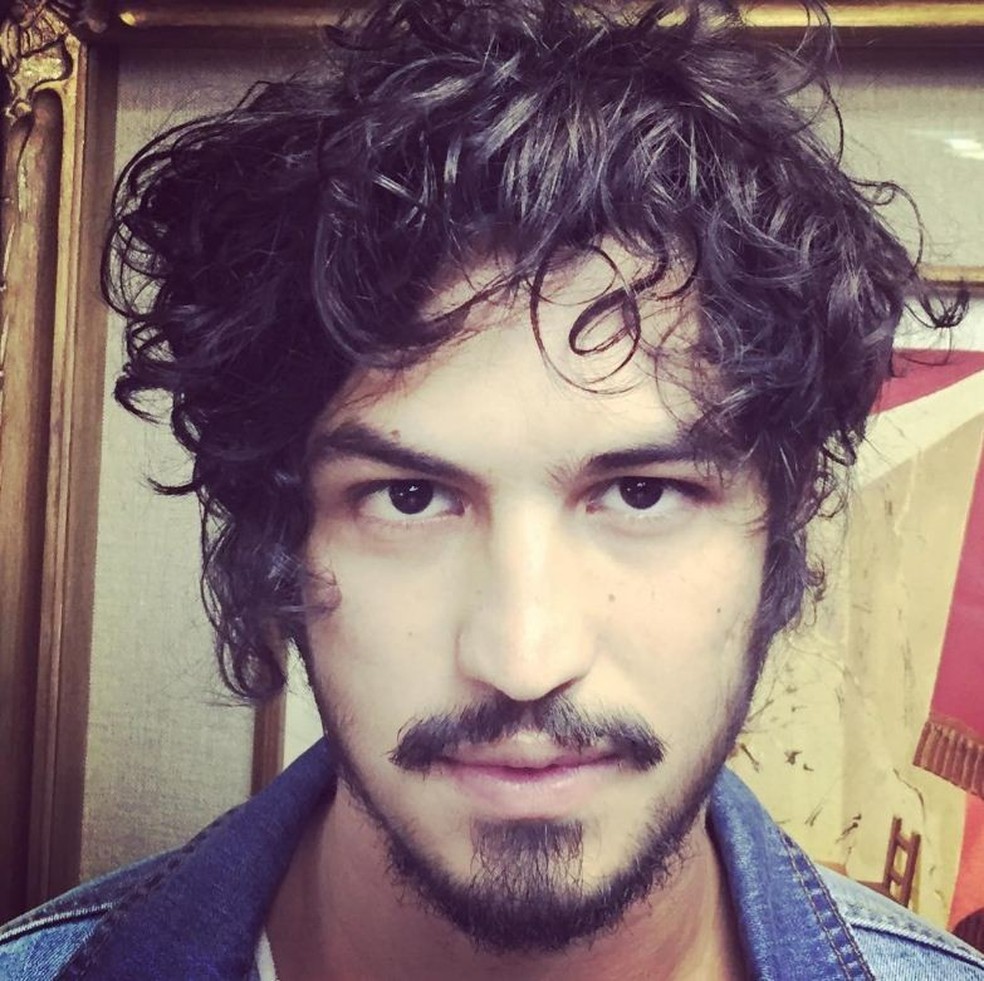 Gabriel Leone muda o visual para a série Carcereiros