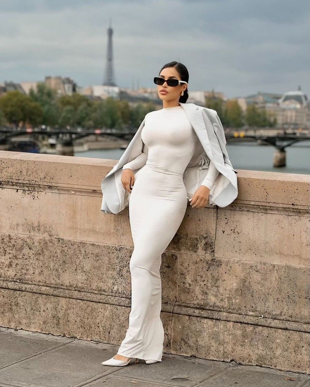 Flay exibe curvas ao apostar em look all white em Paris