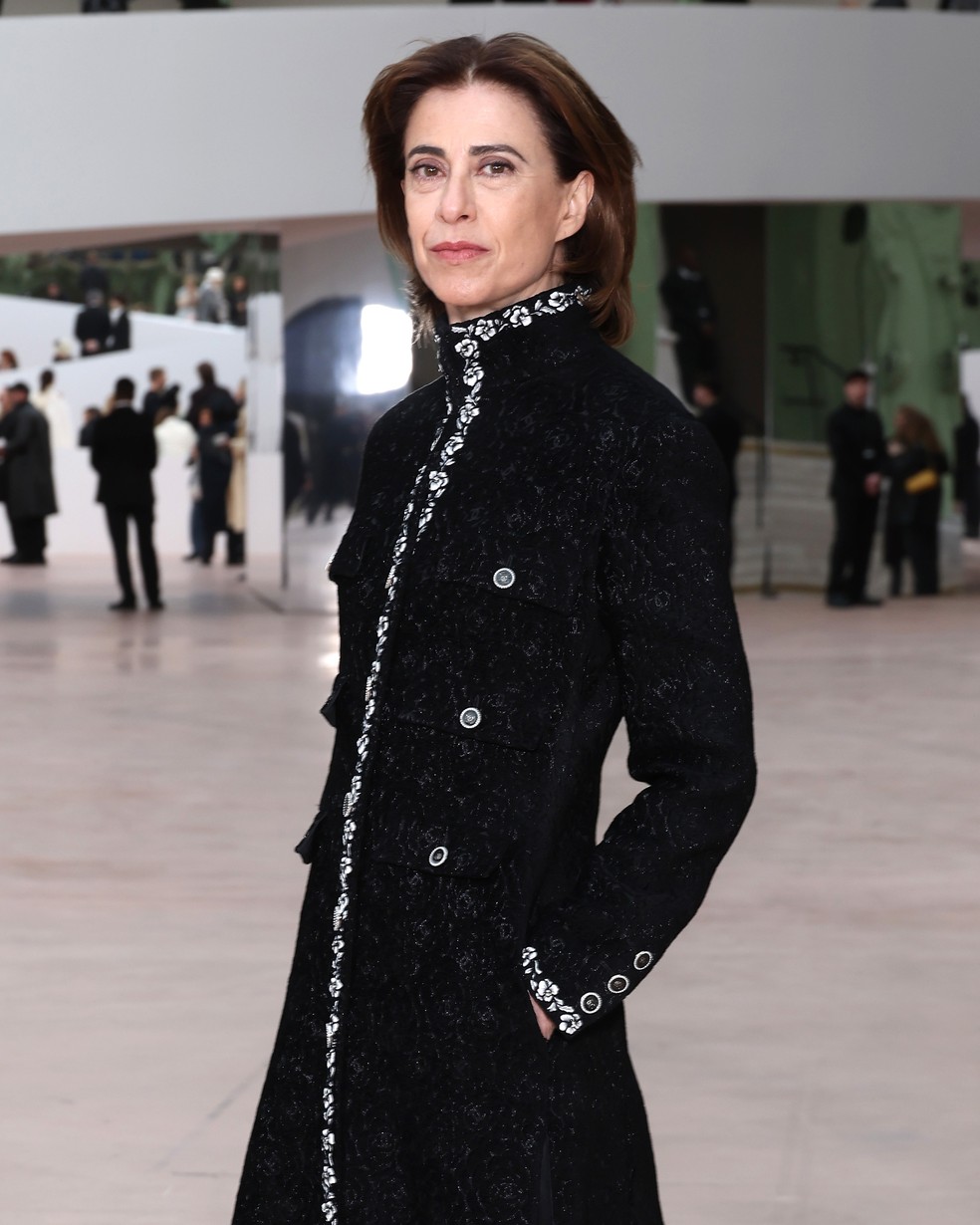Fernanda Torres comparece a desfile da semana de alta-costura em Paris