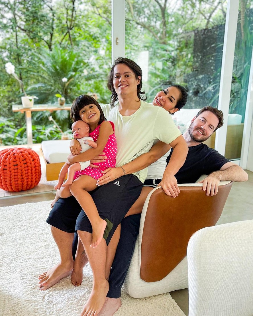 Maíra Cardi posa com os filhos e o noivo, Thiago Nigro