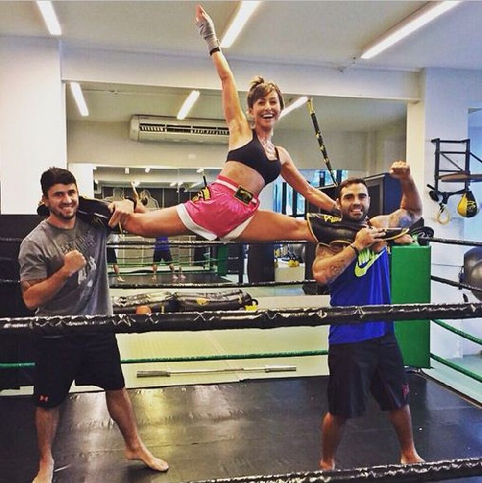 Sabrina Sato mostra flexibilidade e bom humor no muay thai