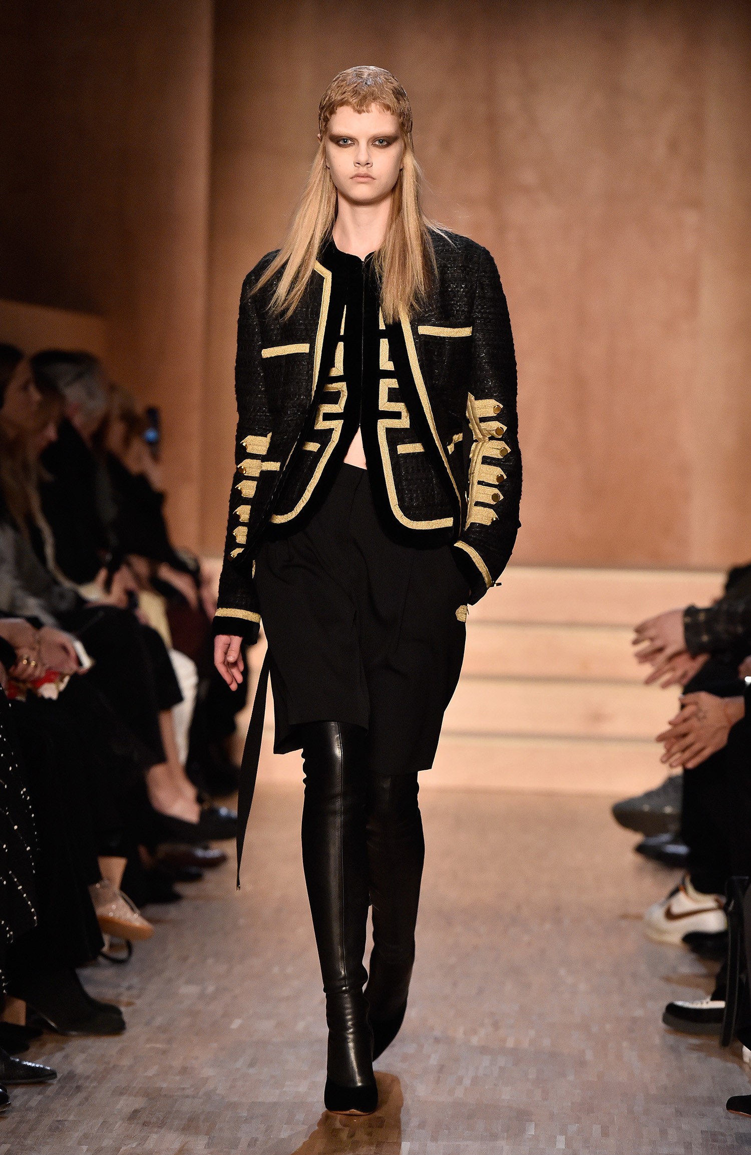 Givenchy funde referências vitorianas e do Antigo Egito no inverno 2017