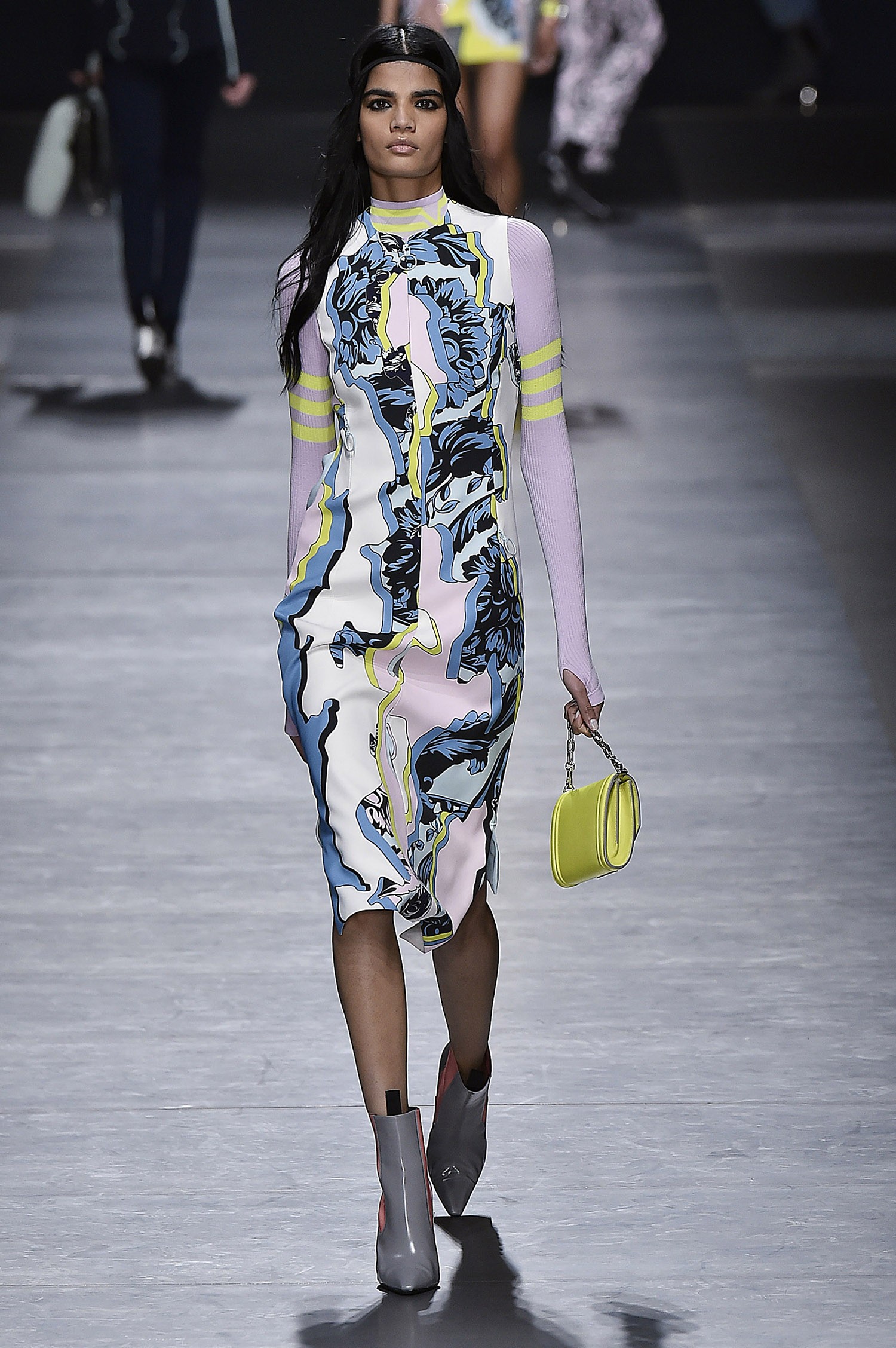 Versace reforça a vocação 90's com pegada esportiva