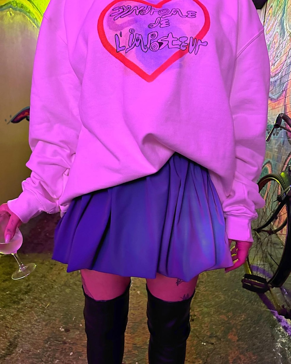 Cleo esbanja estilo ao usar look despojado em SP