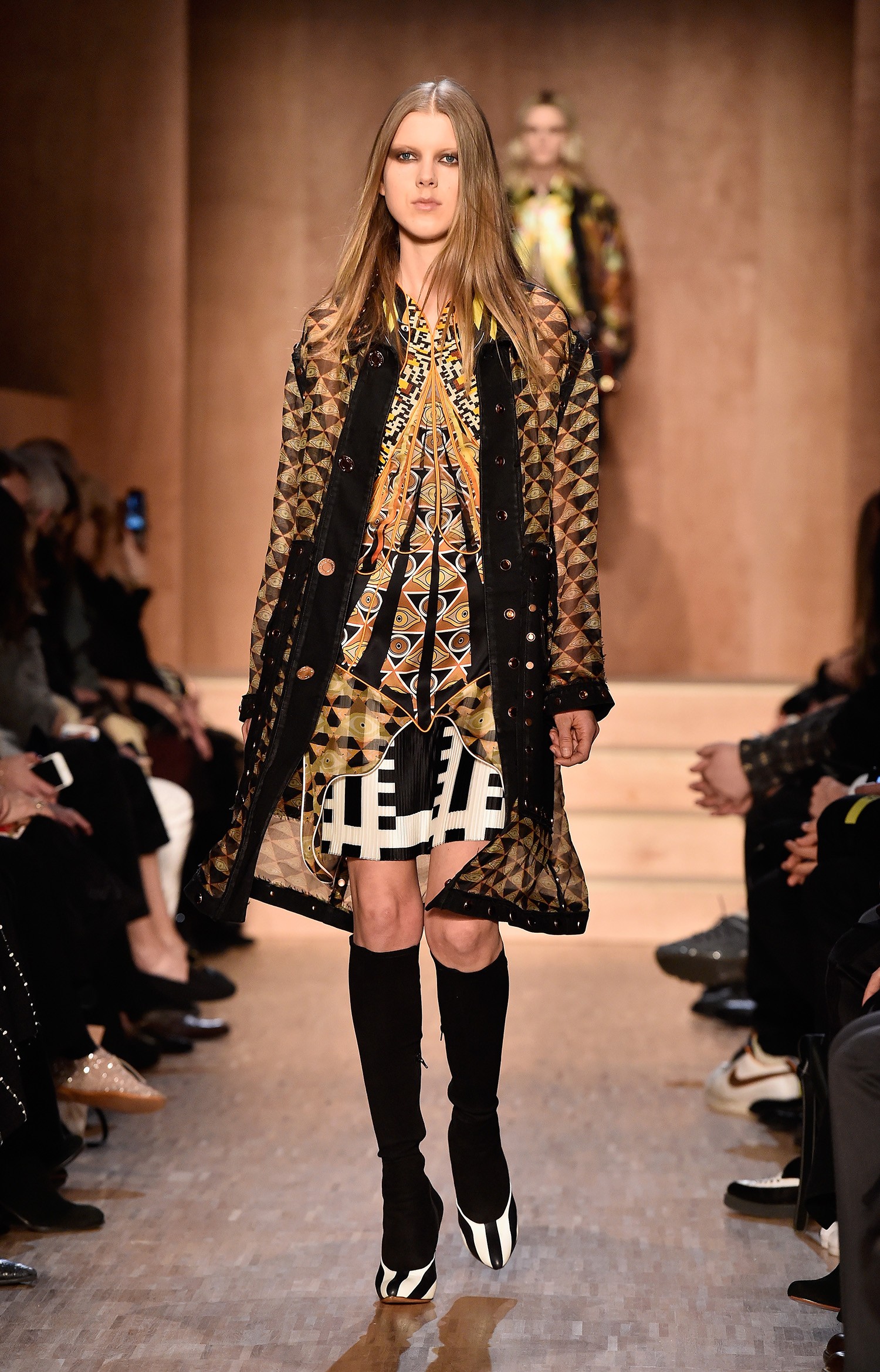 Givenchy funde referências vitorianas e do Antigo Egito no inverno 2017