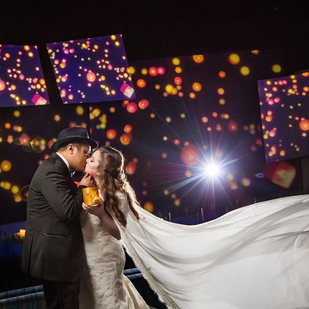 Noivos em série? Casal viraliza ao fazer quatro casamentos na Disney