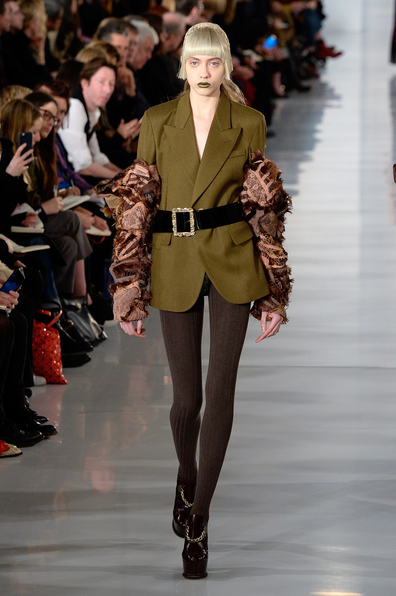 Maison Margiela brinca com o contraste de materiais no inverno 2017