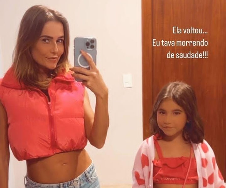 Deborah Secco combina look com a filha, Maria Flor