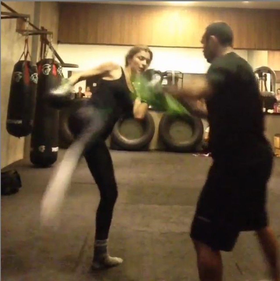 Grazi arrasa em treino de funcional fight em vídeo de coach